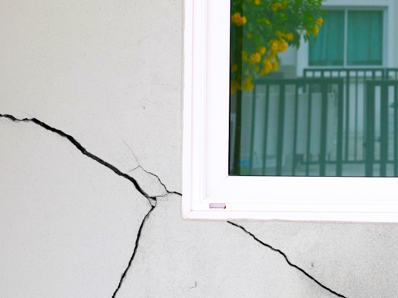 Fixing Wall Cracks: Protect Your Home from Damage